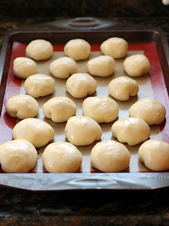 Perishke (Ukrainian Buns Filled with Cottage Cheese and Dill ...